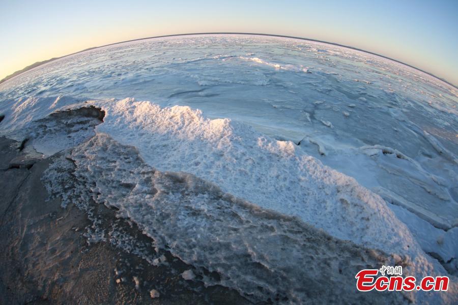 Ice build-up creates spectacular scene in NE China(3/4)