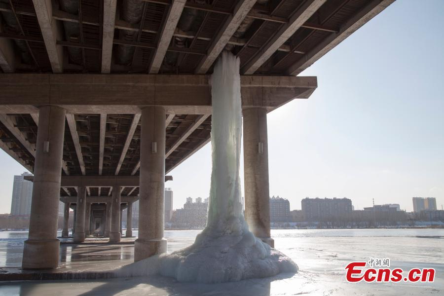 Ice pillar forms under NE China bridge(1/3)