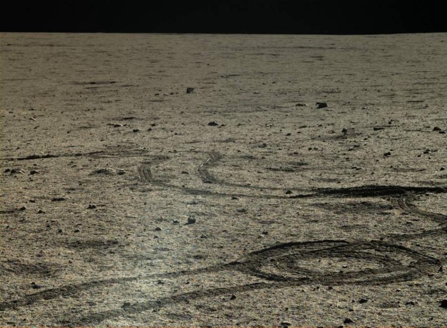 China releases HD true color images of lunar surface(11/15)