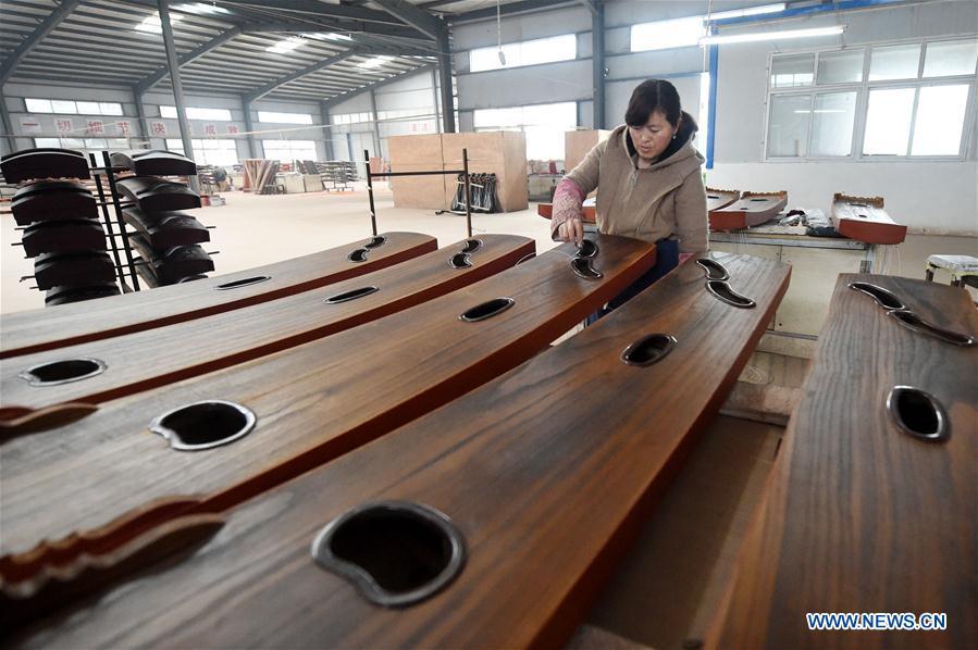 Workers make Chinese traditional music instruments Guzheng in Henan(4/5)