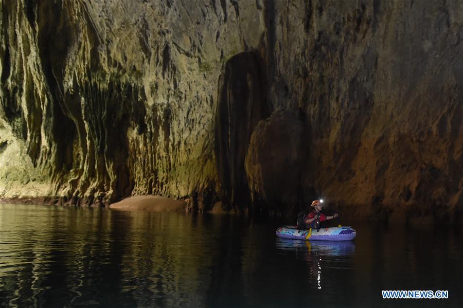 A look of world's largest cave chamber in Guizhou(1/12)