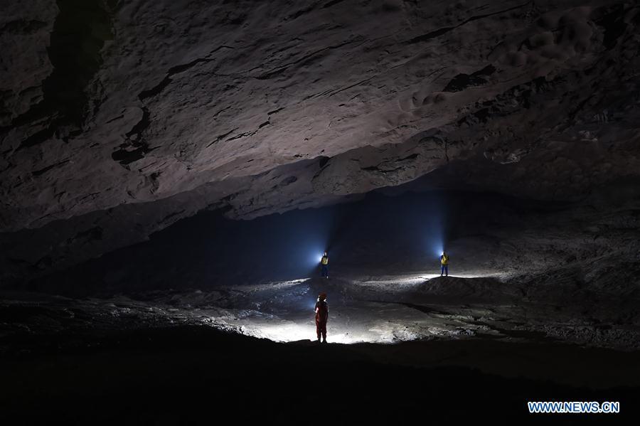 A look of world's largest cave chamber in Guizhou(10/12)