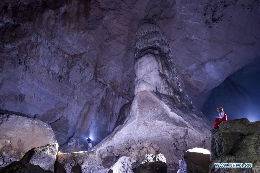 A look of world's largest cave chamber in Guizhou(1/12)