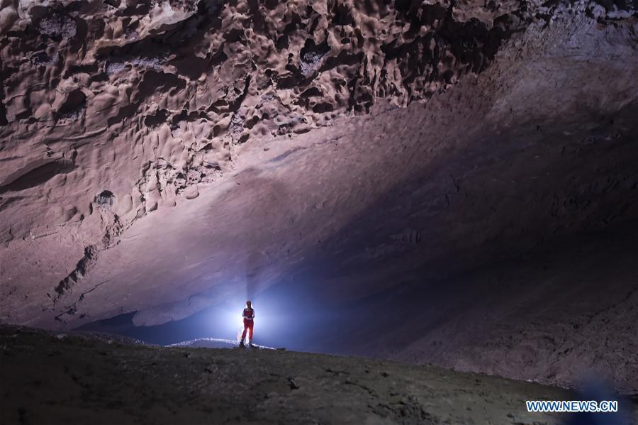 A look of world's largest cave chamber in Guizhou(10/12)