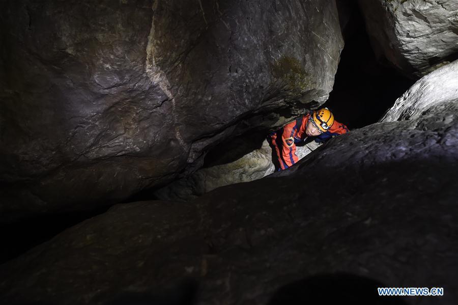 A look of world's largest cave chamber in Guizhou(10/12)