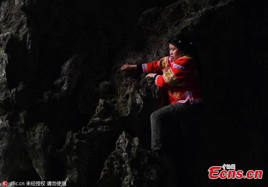 'Spider woman' performs on cliff to attract tourists(1/4)