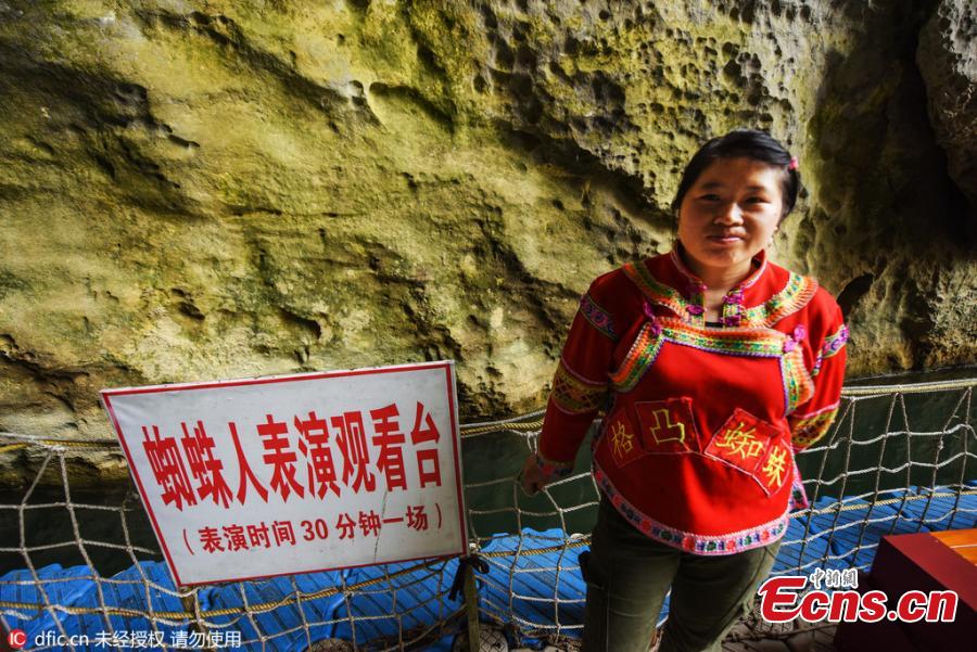 'Spider woman' performs on cliff to attract tourists(4/4)