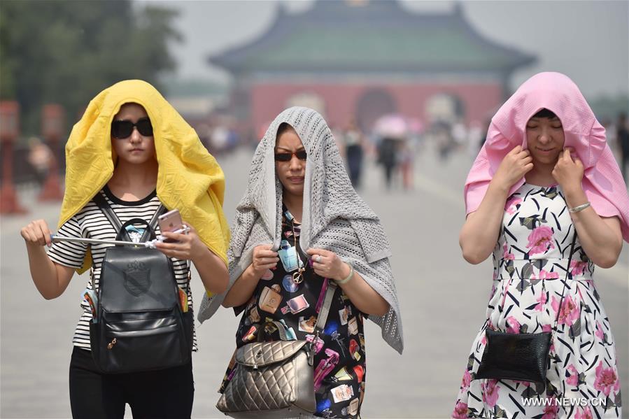 Beijing embraces hot weather(1/2)