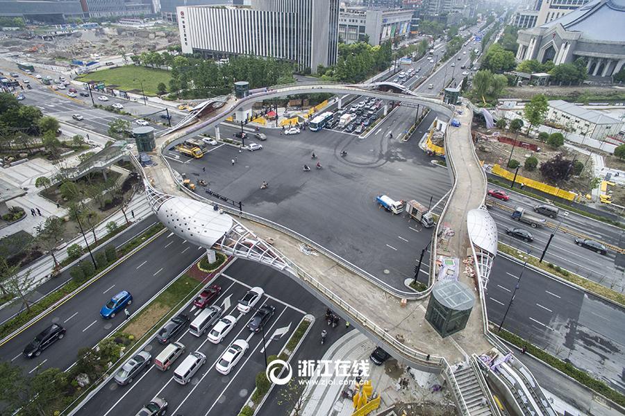 Round flyover eases traffic in Hangzhou(2/4)