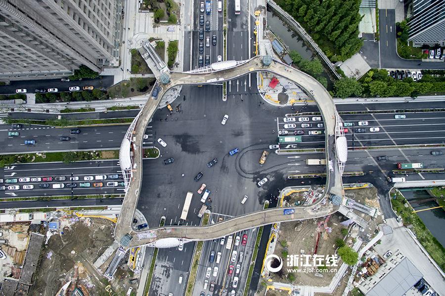 Round flyover eases traffic in Hangzhou(3/4)