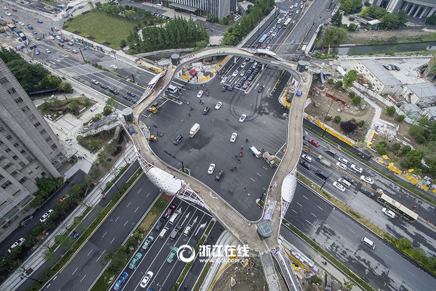 Round flyover eases traffic in Hangzhou(1/4)