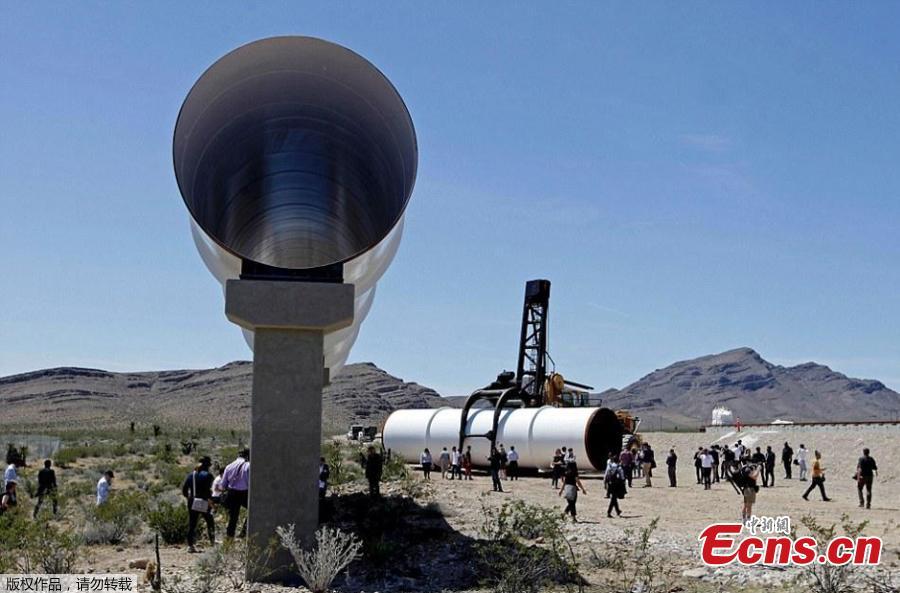 'Hyperloop' sled speeds through U.S. desert via electromagnets(1/5)
