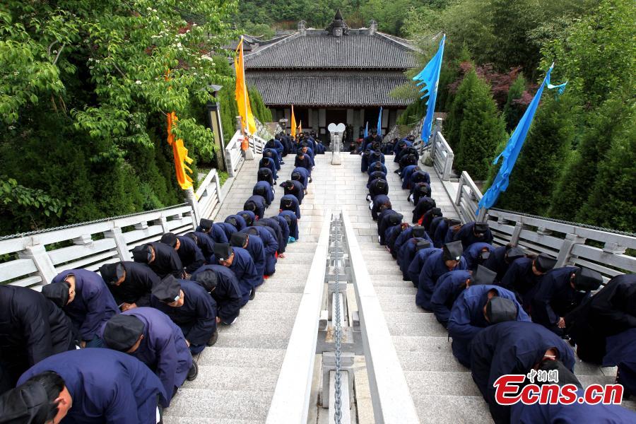 Hundreds of Taoists worship Laojun Mountain(2/7)