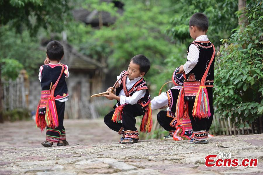 Lahu village of song and dance draws tourists(1/5)
