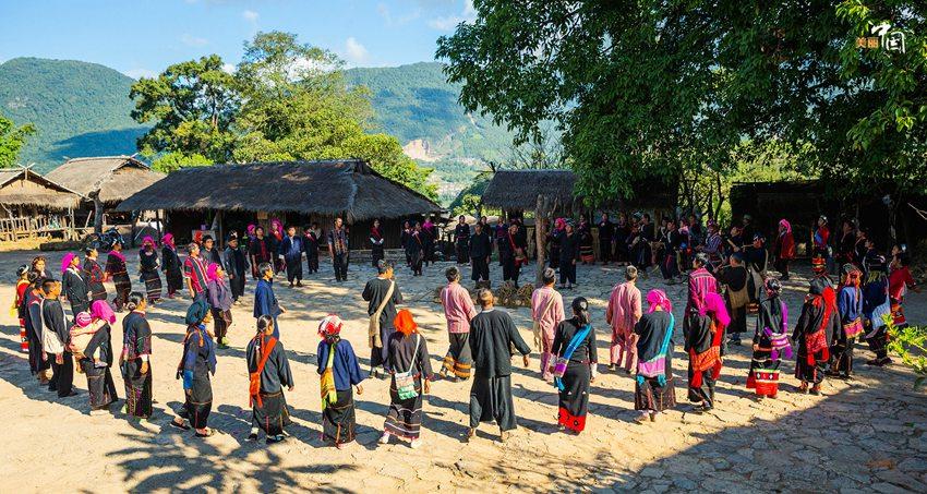 China's last primitive tribe in Wengding Wa Village(7/7)