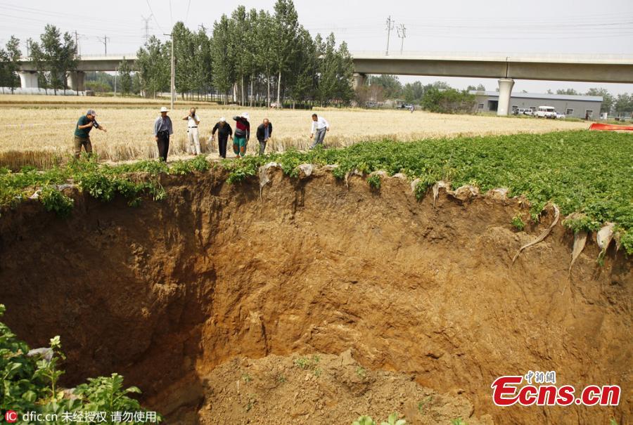 15-meter-deep pit appears near Beijing-Shanghai railway (2/5)