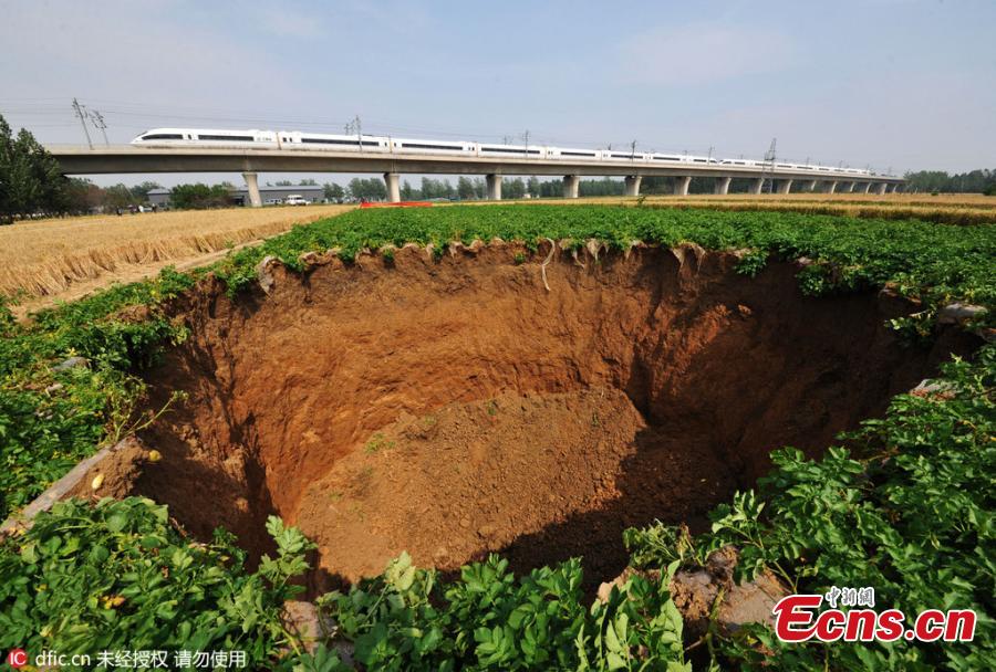 15-meter-deep pit appears near Beijing-Shanghai railway (1/5)