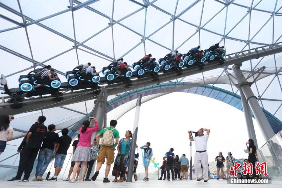 Visitors flock to enjoy Shanghai Disney's Tron ride(3/3)