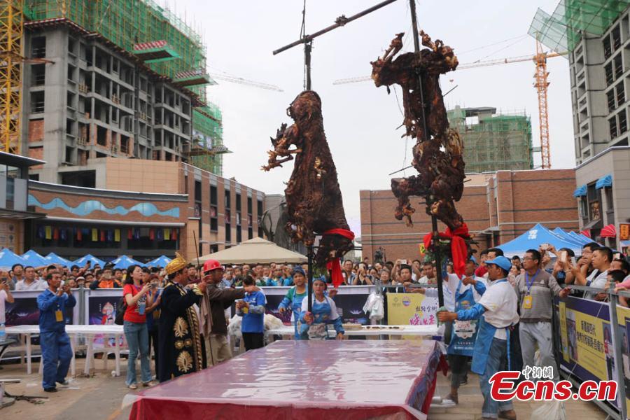 Free feast of roast camel in NW China (4/6)