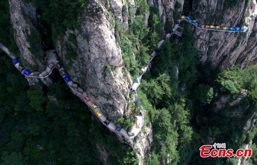 Dare to sleep on 1,000-meter-high cliff?