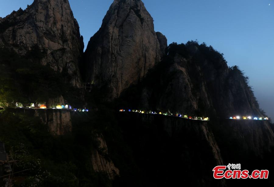 Dare to sleep on 1,000-meter-high cliff?
