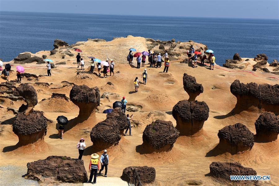 Tourists visit Yehliu Geopark in New Taipei of Taiwan(4/7)