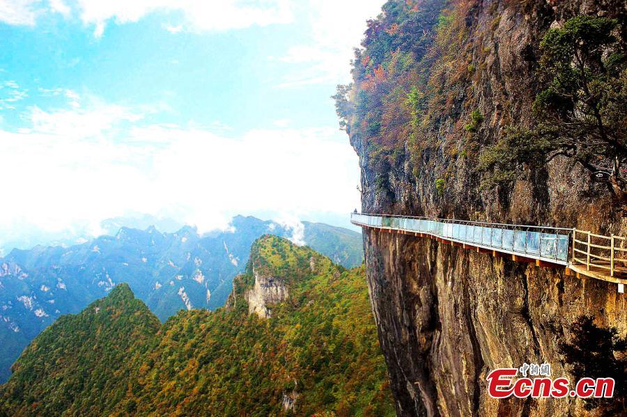 Highest glass walkway opens to public (1/5)