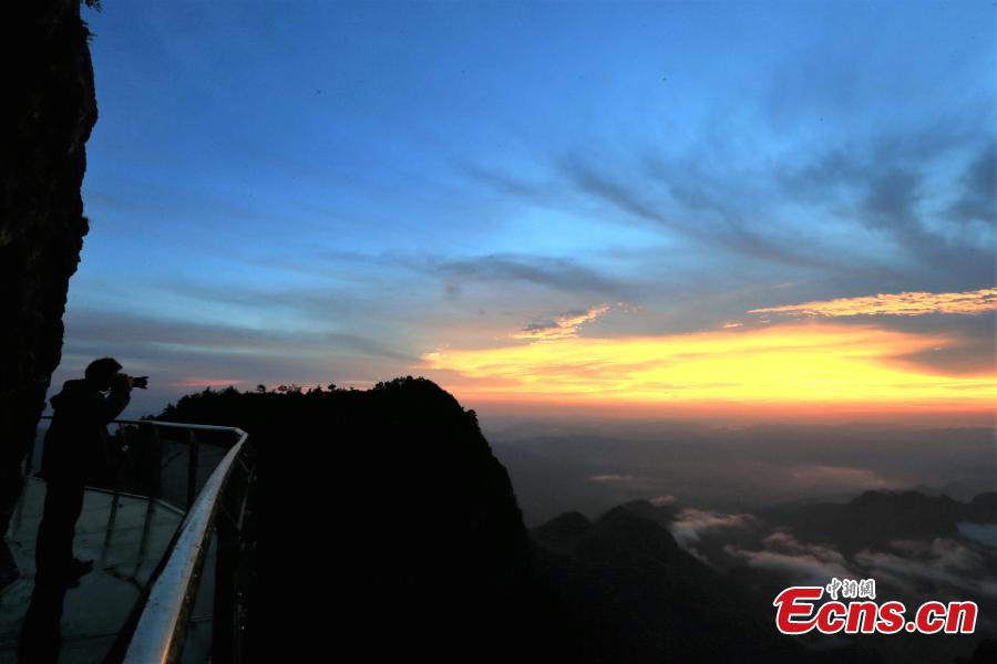 Highest glass walkway opens to public (1/5)