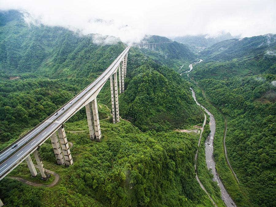 Spectacular bridge with one of the tallest piers in the world(2/6)