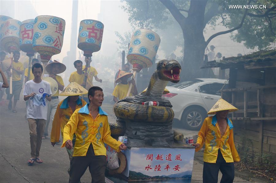 Snake worship ceremony held in SE China(3/8)