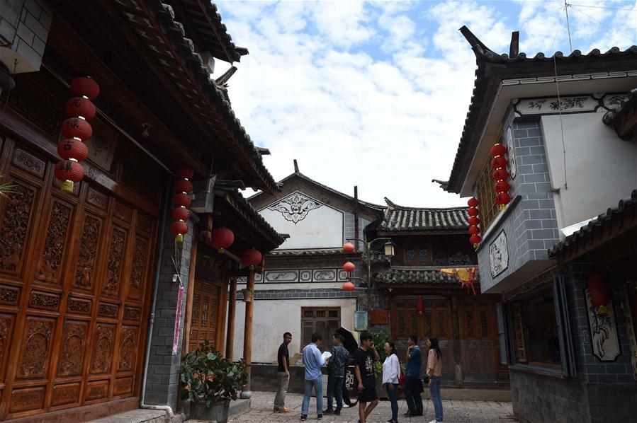 Tourists visit Guanglu ancient town in Yunnan(9/9)