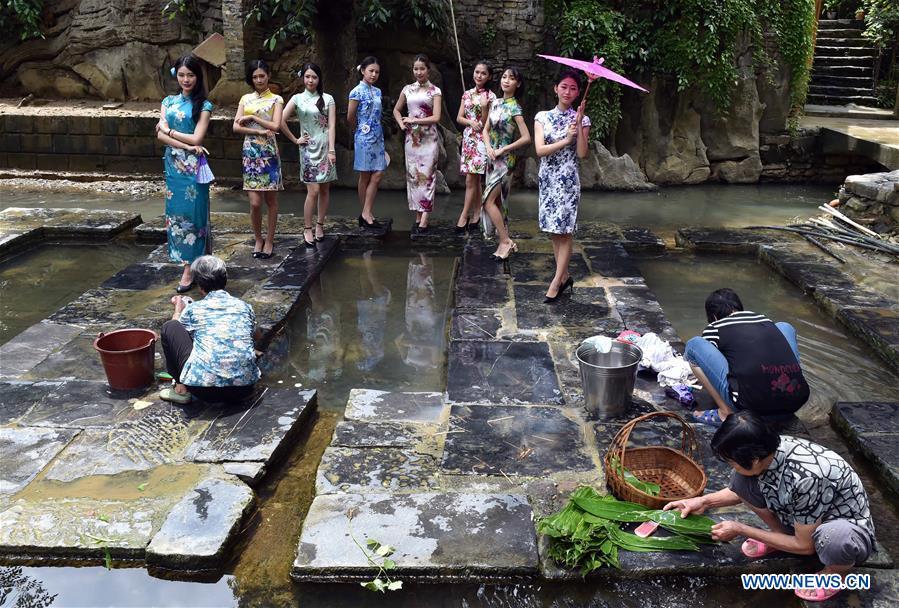 Chi-Pao show held to promote tourism in SW China's Guangxi (1/10)