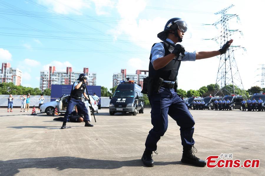 Shanghai special police in drill(5/7)