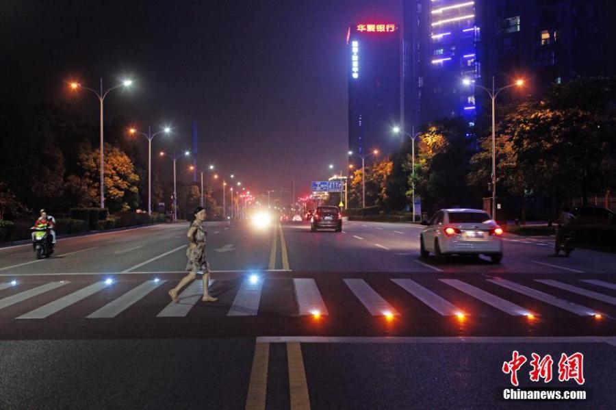 Lighted pedestrian crosswalk seen in C China (1/4)