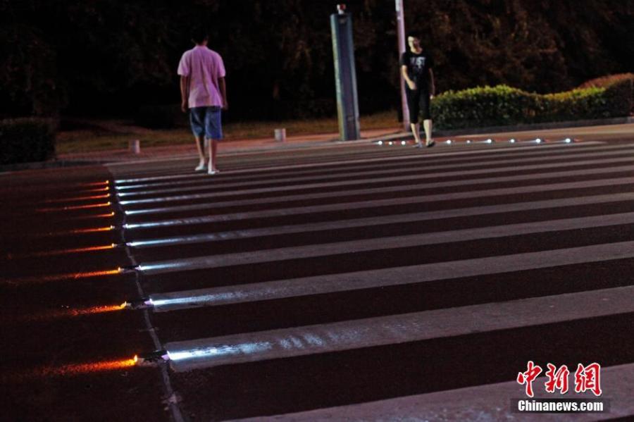 Lighted pedestrian crosswalk seen in C China (3/4)