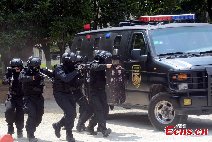 Special police train with advanced equipment in Guangzhou (1/6)
