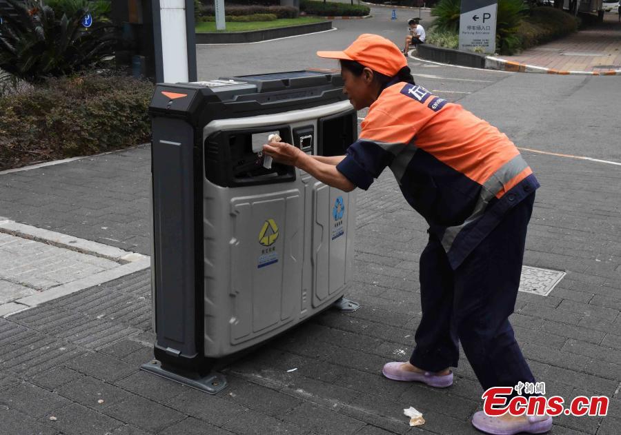Smart, solar-powered garbage bin debuts in Chongqing (4/4)