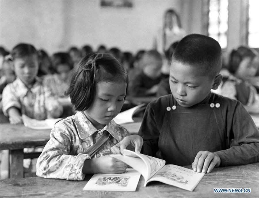Old photos arouse childhood memory on school opening day in China(1/6)