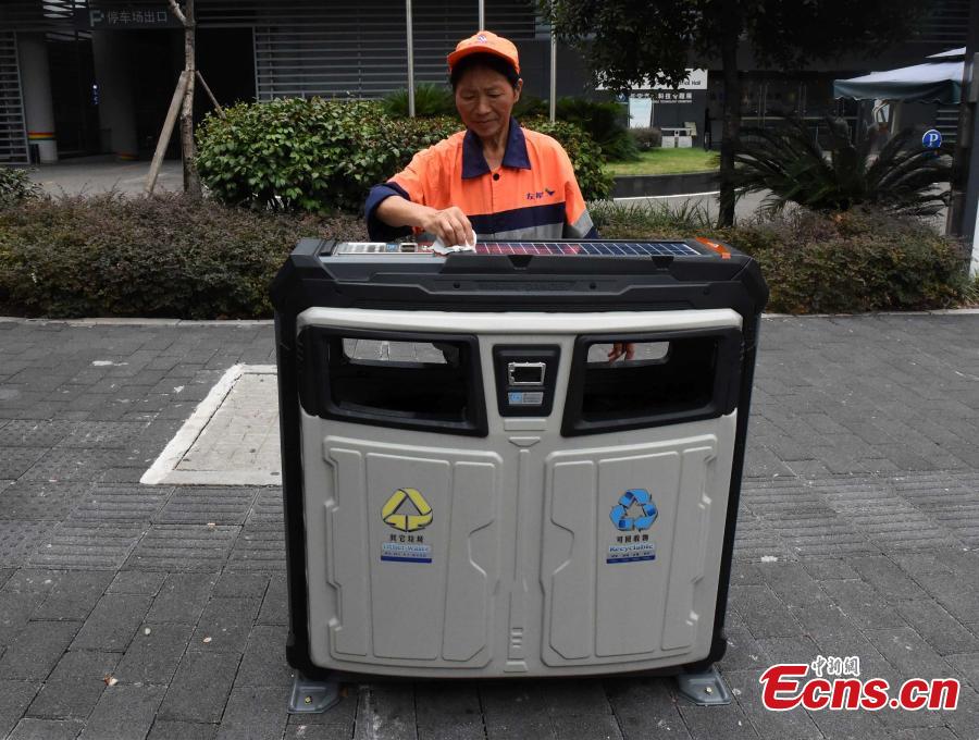 Smart, solar-powered garbage bin debuts in Chongqing (3/4)
