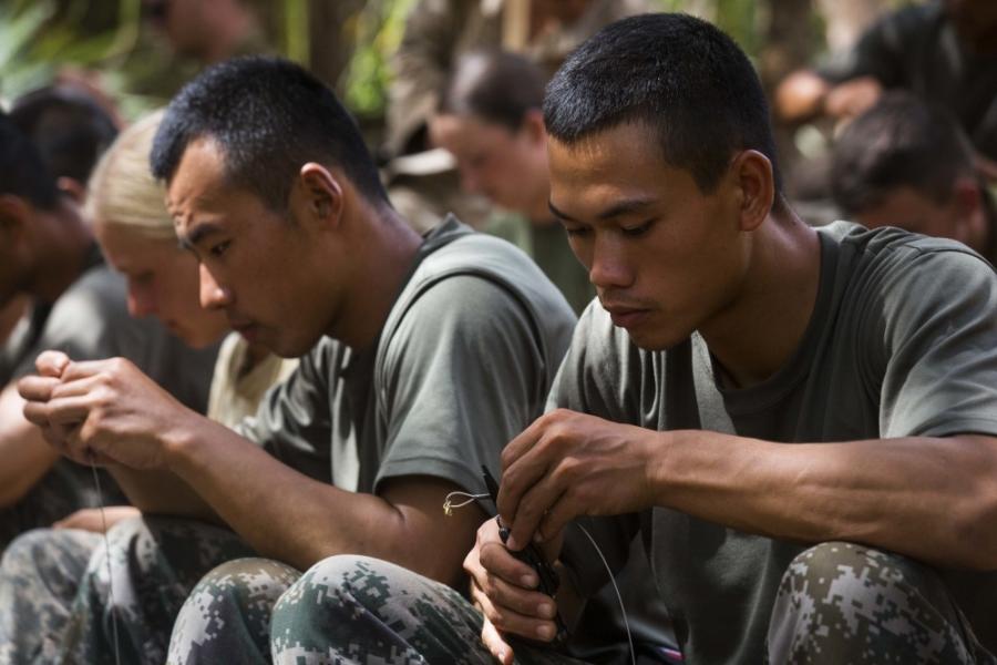 Chinese, U.S., Australian soldiers survive in Australian outback(11/11)