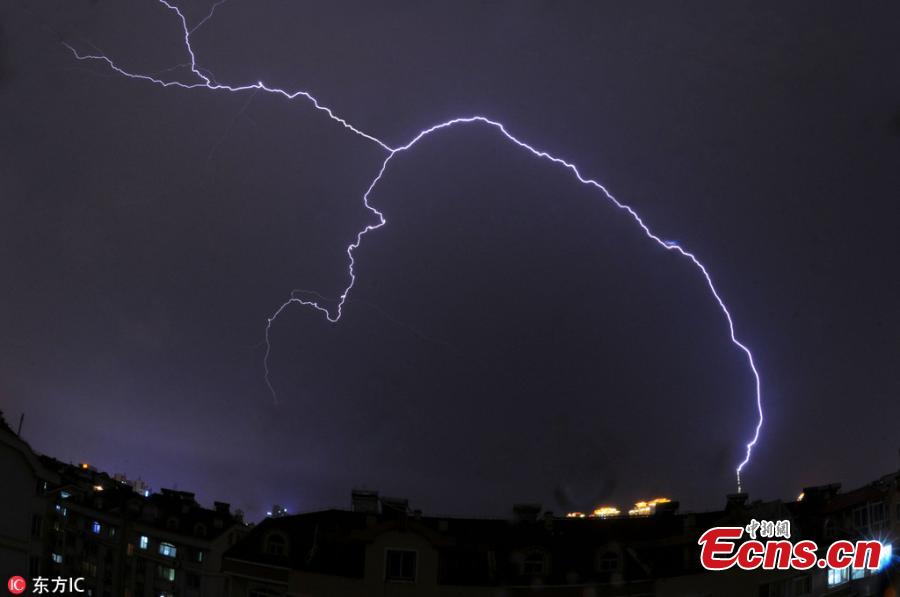 Qingdao TV tower struck by lightning(3/4)