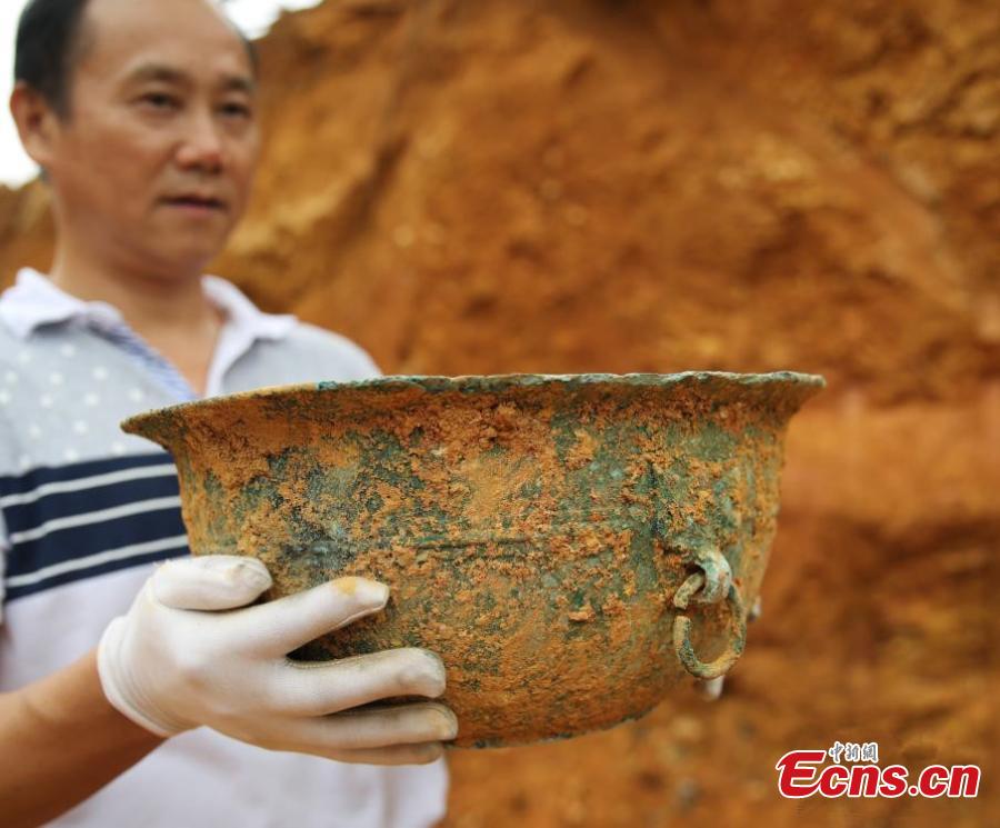Villager digs out 2,000-year-old artifacts in East China county(2/5)