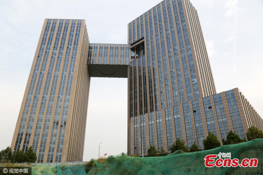 Zhengzhou building looks like 'small pants'(1/3)