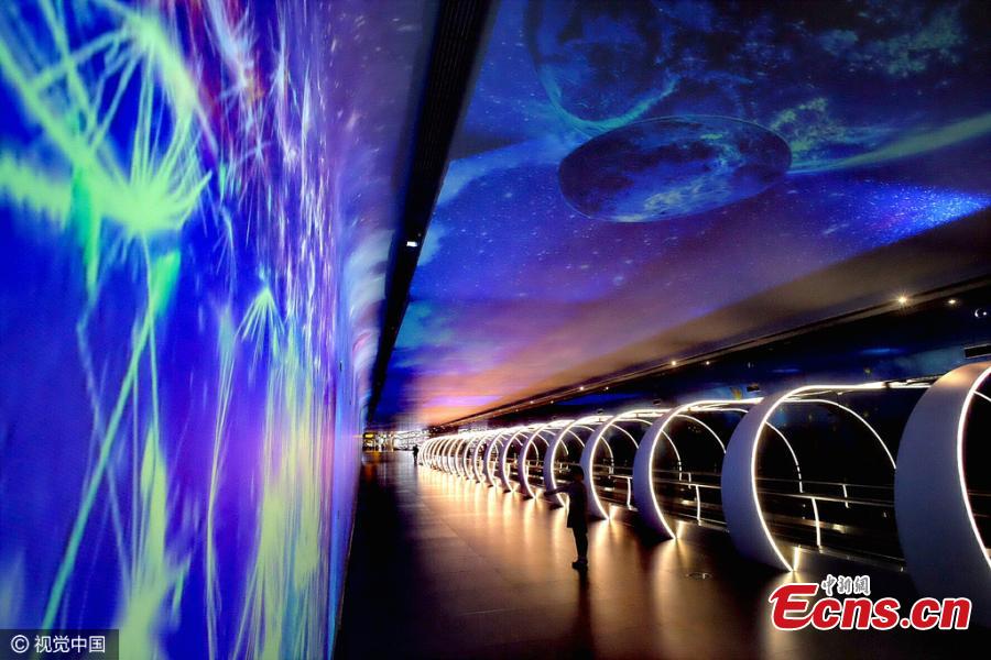 Fancy 'time travel' tunnel opens at Guangzhou airport(3/4)