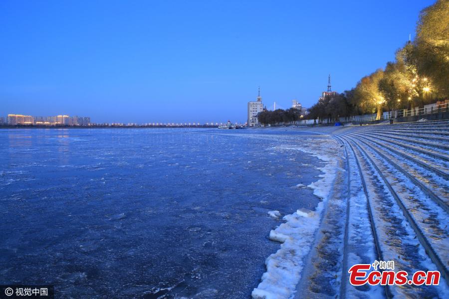 Harbin section of Songhua River begins freezing up(2/4)