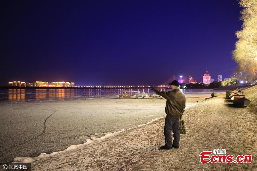 Harbin section of Songhua River begins freezing up(1/4)