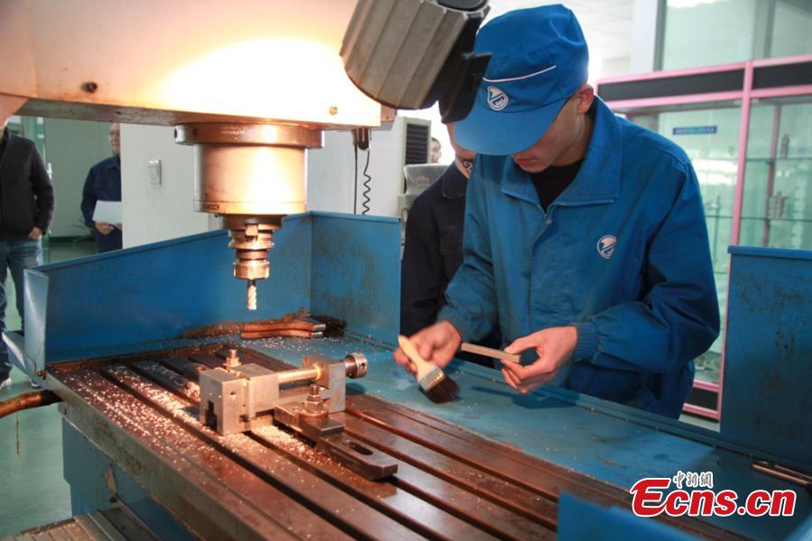 Students make globe-shaped Luban lock(1/8)