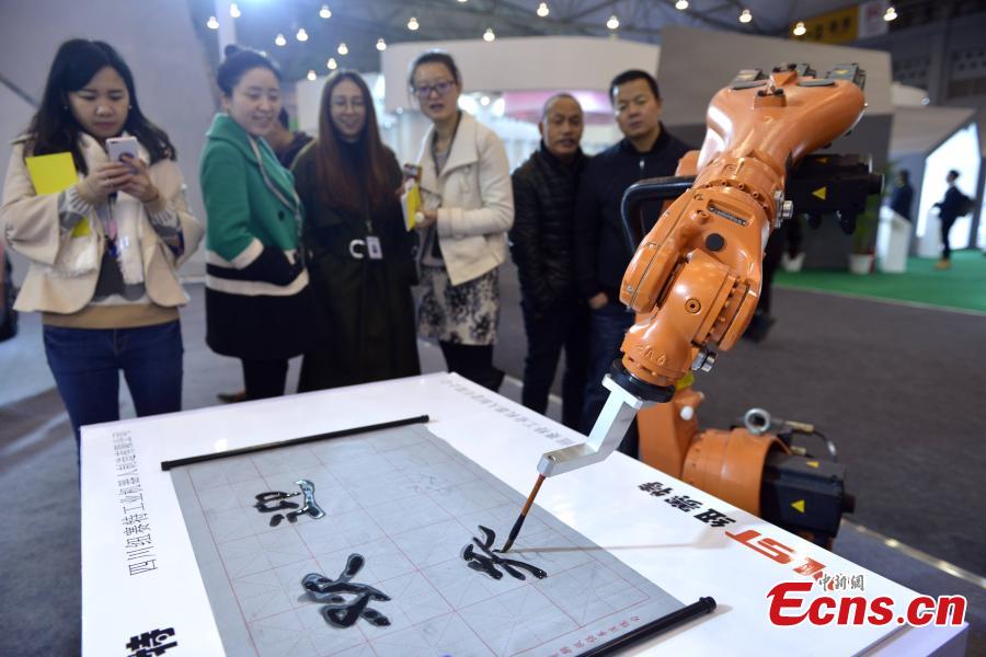 Robot shows calligraphy at Chengdu creativity week(1/7)