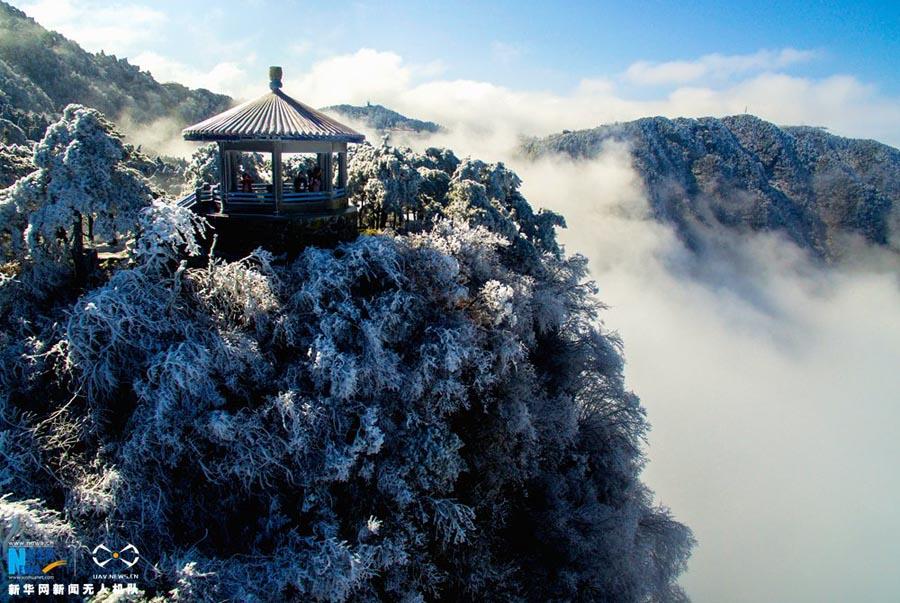 Fantastic ice-frosted scenery on Mount Lu in Jiangxi(2/10)