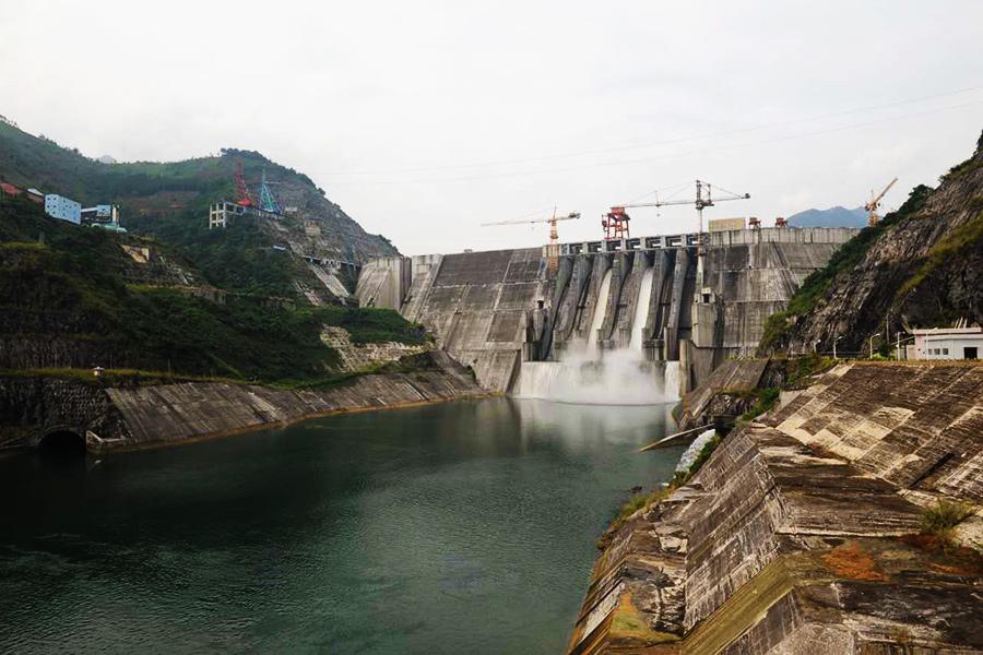 Scenery of Longtan hydropower station in South China's Guangxi(4/7)